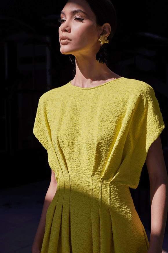 Buy Stretch Texture Jacquard Pleated Dress in Limoncello Online | NATORI